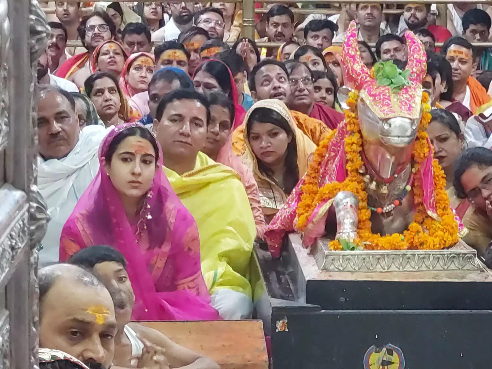 Sara, Vicky Offer Prayers To Lord Shiva In Lucknow, Actress Performs ...