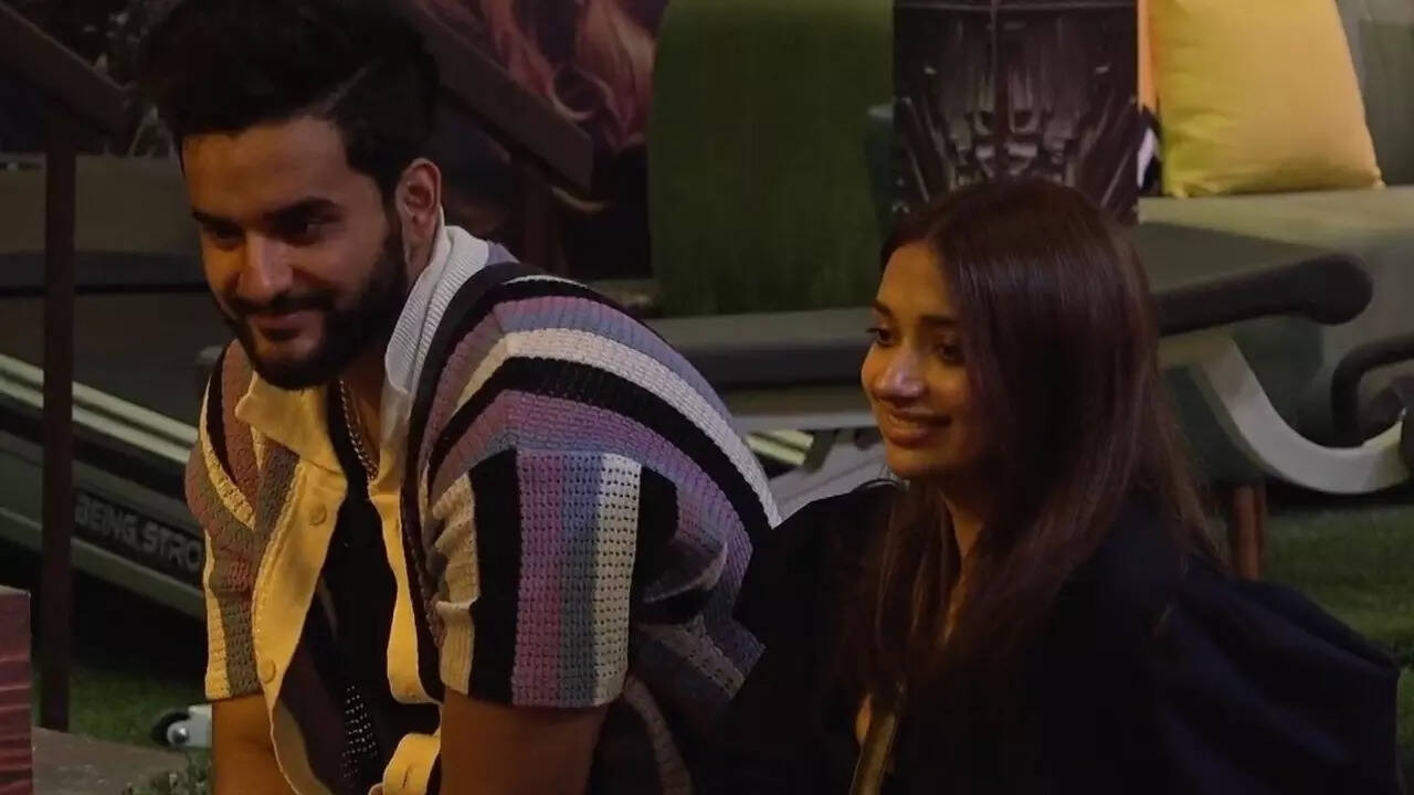 Bigg Boss Ott 2 Internet Is Shipping Jiya Shankar Abhishek Malhan