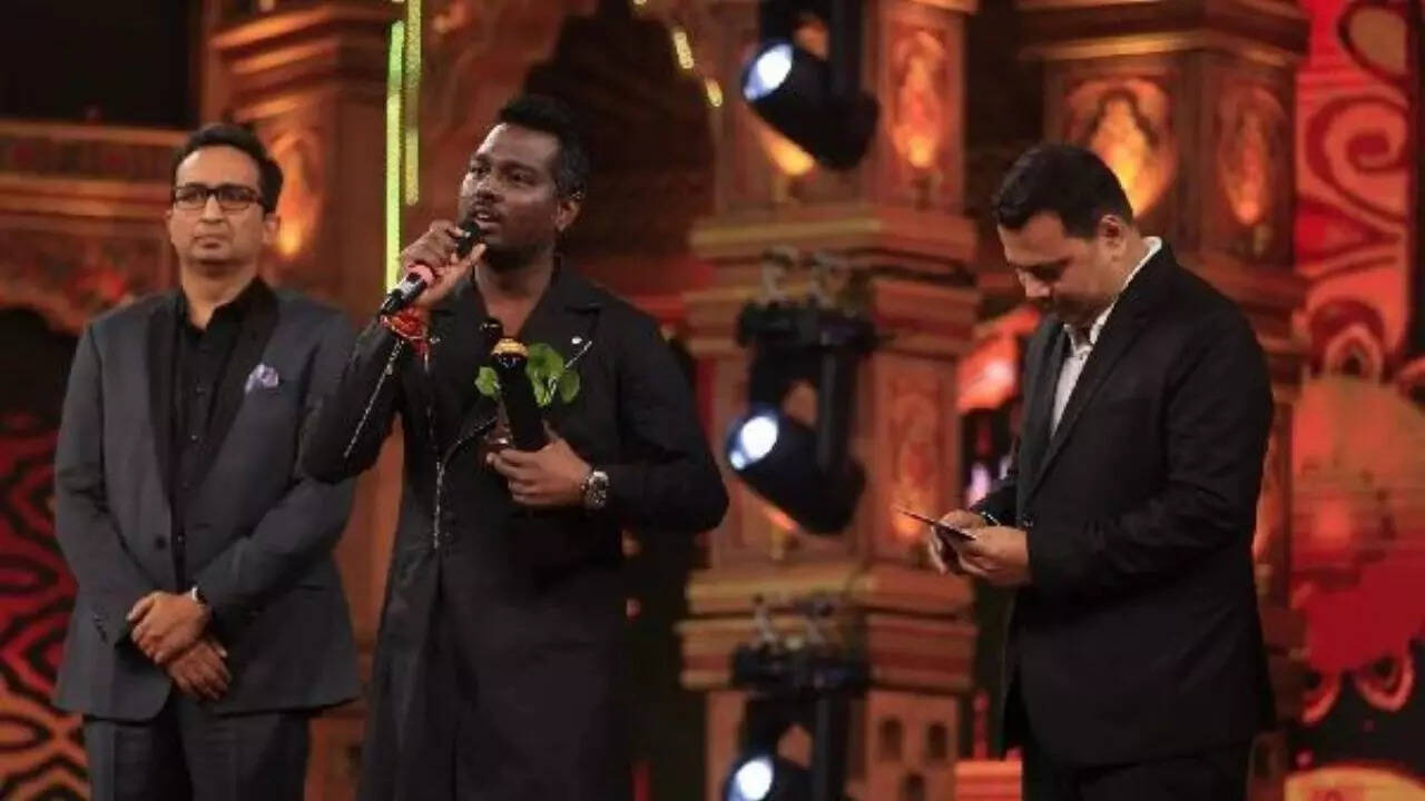 SRK Meeting Rani To Kareena Ignoring Shahid: Iconic Moments From Dada ...