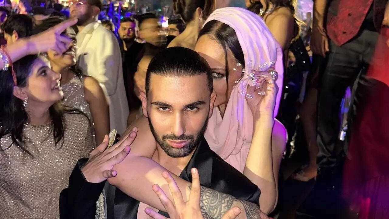 Orry's Crystal Earrings Gift To Rihanna Steal Spotlight, Don't Miss ...