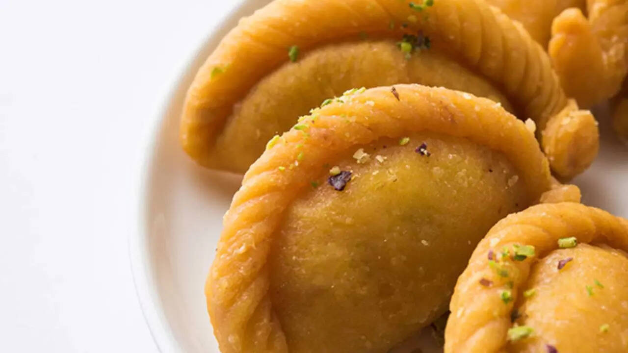 Lifestyle News, Gujiya, Thandai, Peda, Ghewar