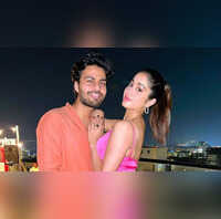 Janhvi Kapoor strikes a gram-breaking hot pose with rumoured BF Akshat ...