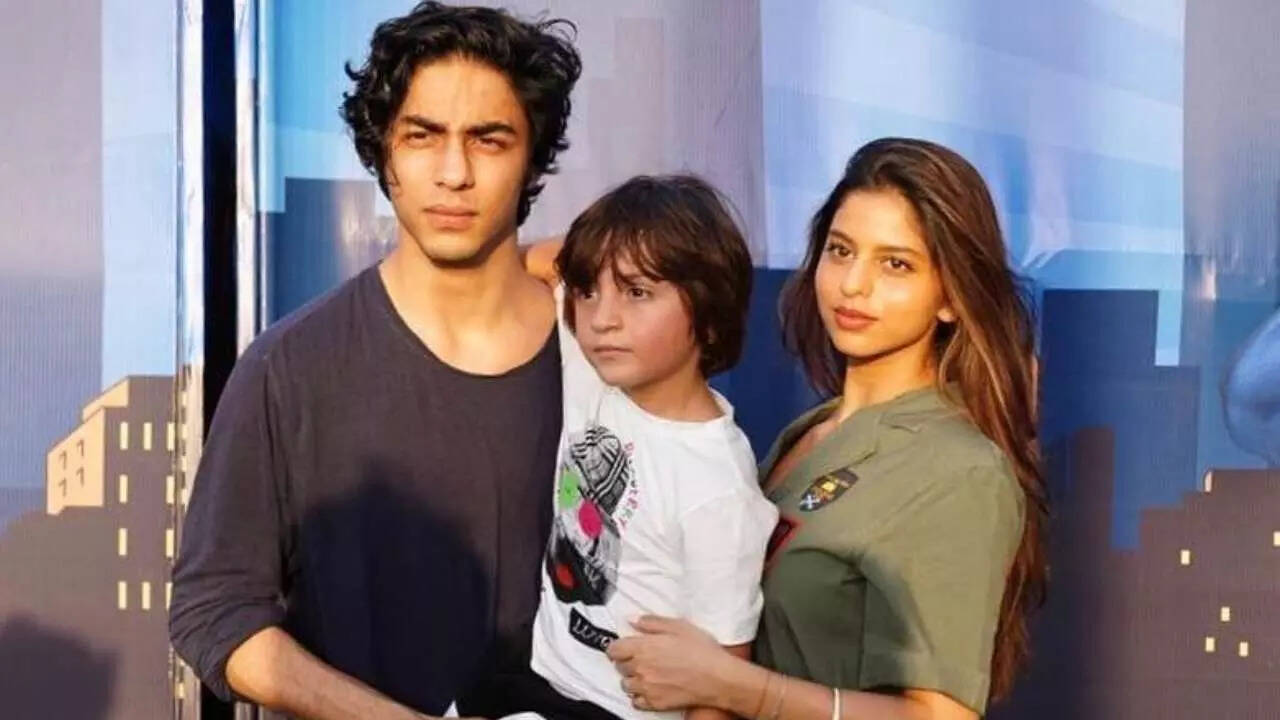 Aryan: Family photos of Aryan Khan with parents Shah Rukh and Gauri and ...