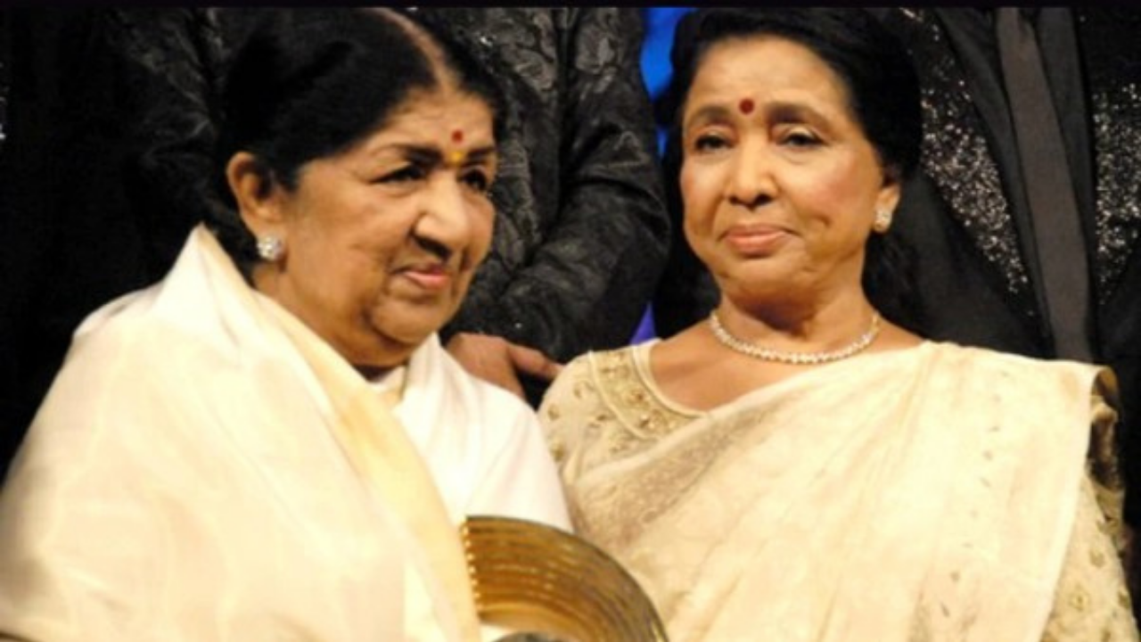 Asha Bhosle visits sister Lata Mangeshkar at hospital, says veteran ...