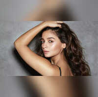 Alia Bhatt, Shah Rukh Khan's production Darlings sold for Rs 80 crore ...