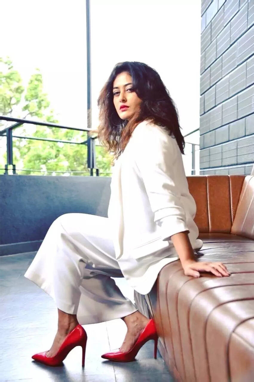 Nidhi Subbaiah Hot Picsbiographyphotos Actress World Nidhi Subbaiah ...