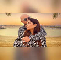 Mann Bharryaa singer B Praak cradles wife Meera Bachan's baby bump as ...