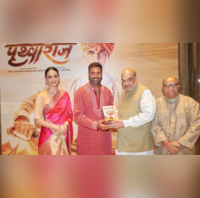 Home Minister Amit Shah teases wife at Akshay Kumar's Samrat Prithviraj ...