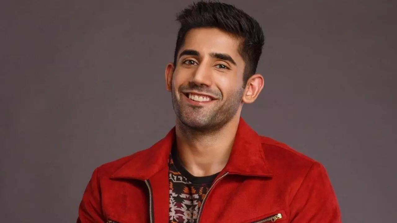 Fans sweat as Varun Sood flaunts his abs in shirtless photo