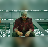 Shah Rukh Khan hides his face behind hoodie and mask, gets clicked with ...