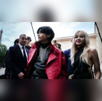 Blackpink's Lisa does a mini dance to hit song LALISA as BTS' V vibes ...