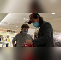 Matrix star Keanu Reeves proves why he is the best; 'happily' responds ...