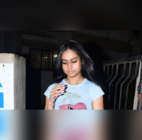 After making heads turn with her party outfit, Nysa Devgn rocks crop t ...