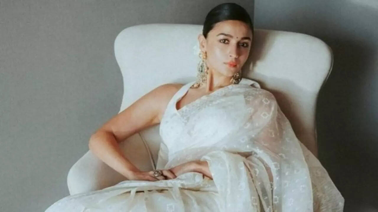Mom-to-be Alia Bhatt enjoys movie night with her 'Darlings' and it's ...