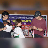 Proud dad Shah Rukh Khan sweetly kisses son AbRam as he wins gold medal ...