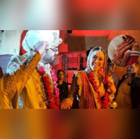 New bride Hansika Motwani flaunts mehendi, chooda, diamond ring in ...