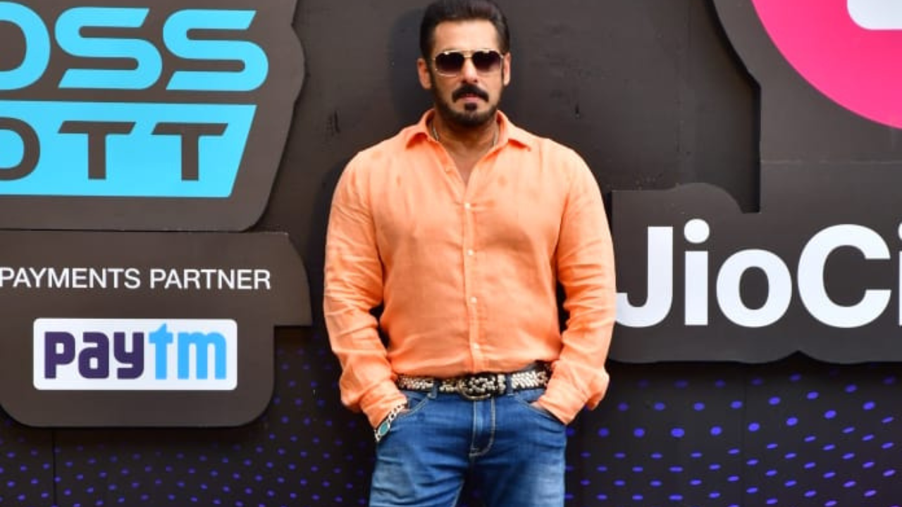 Bigg Boss Ott 2 Salman Khan Goes Full Swag Se Swagat Mode Promotes