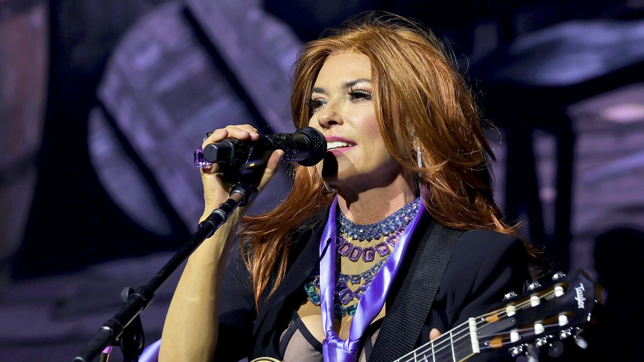 Canadian Singer Shania Twain Falls On Stage During Chicago Concert ...