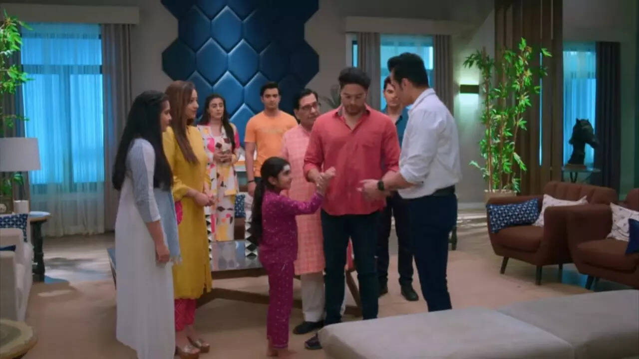 Anupamaa Spoiler! Anuj Sends Choti Anu Away, Vanraj-Kavya Take Her Home ... Anupamaa Spoiler! Anuj Sends Choti Anu Away, Vanraj-Kavya Take Her Home ...