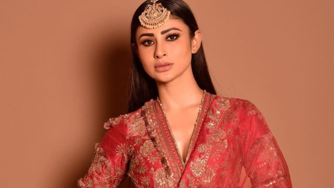 7 Mouni Roy-Approved Bridal Lehenga To Rock In Wedding