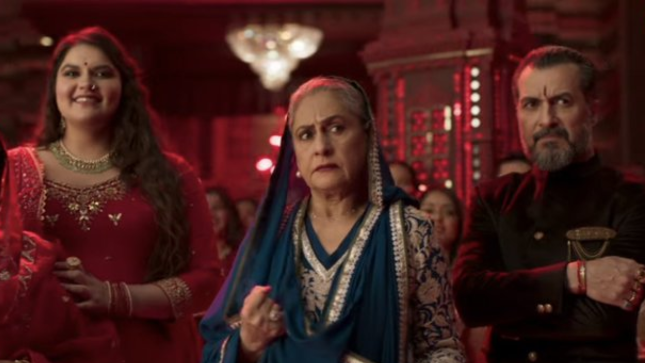 jaya bachchan's stern expression in dhindhora baje rocky aur rani ki ...
