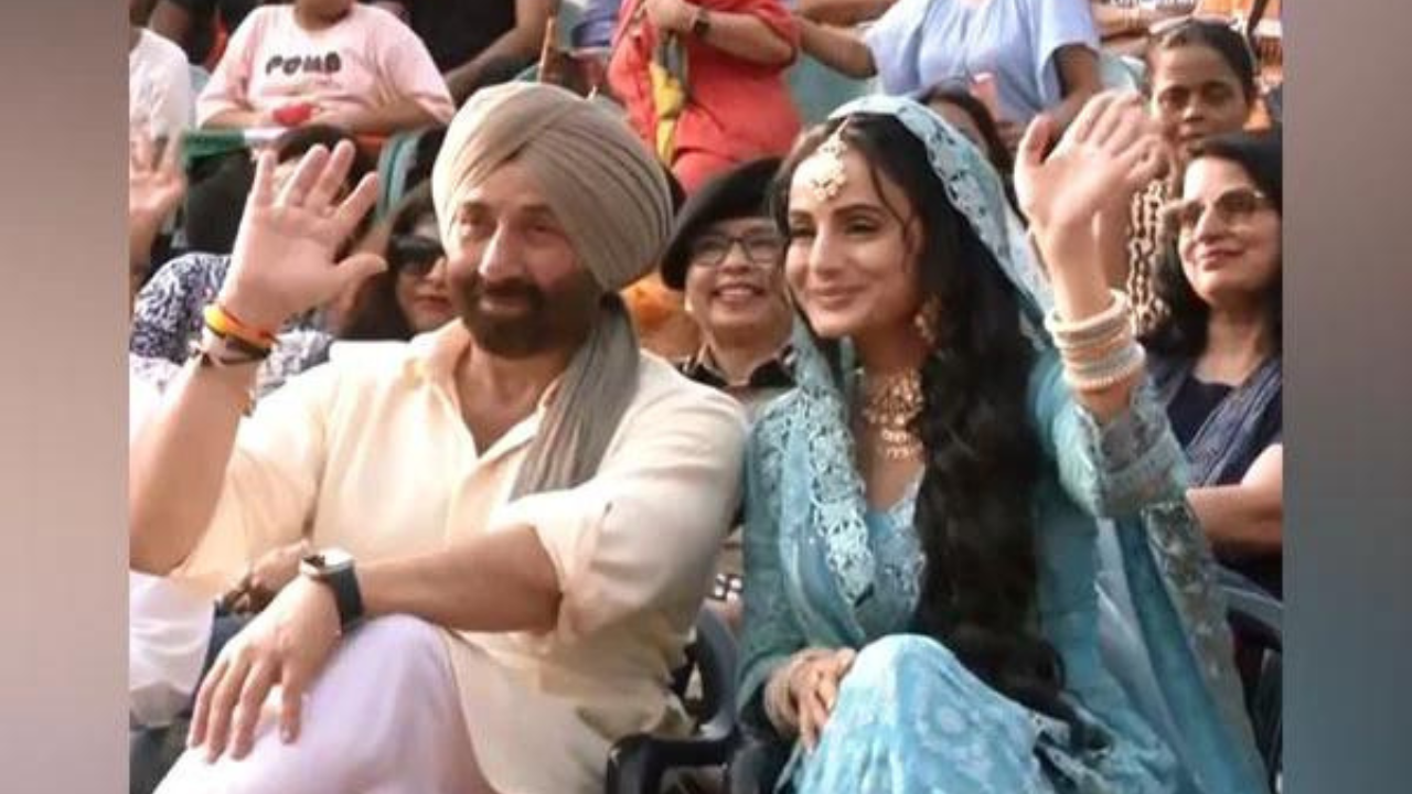 Ameesha Patel: Sakina, Tara Supremacy! Sunny Deol, Ameesha Patel Visit Attari-Wagah Border Ahead ...