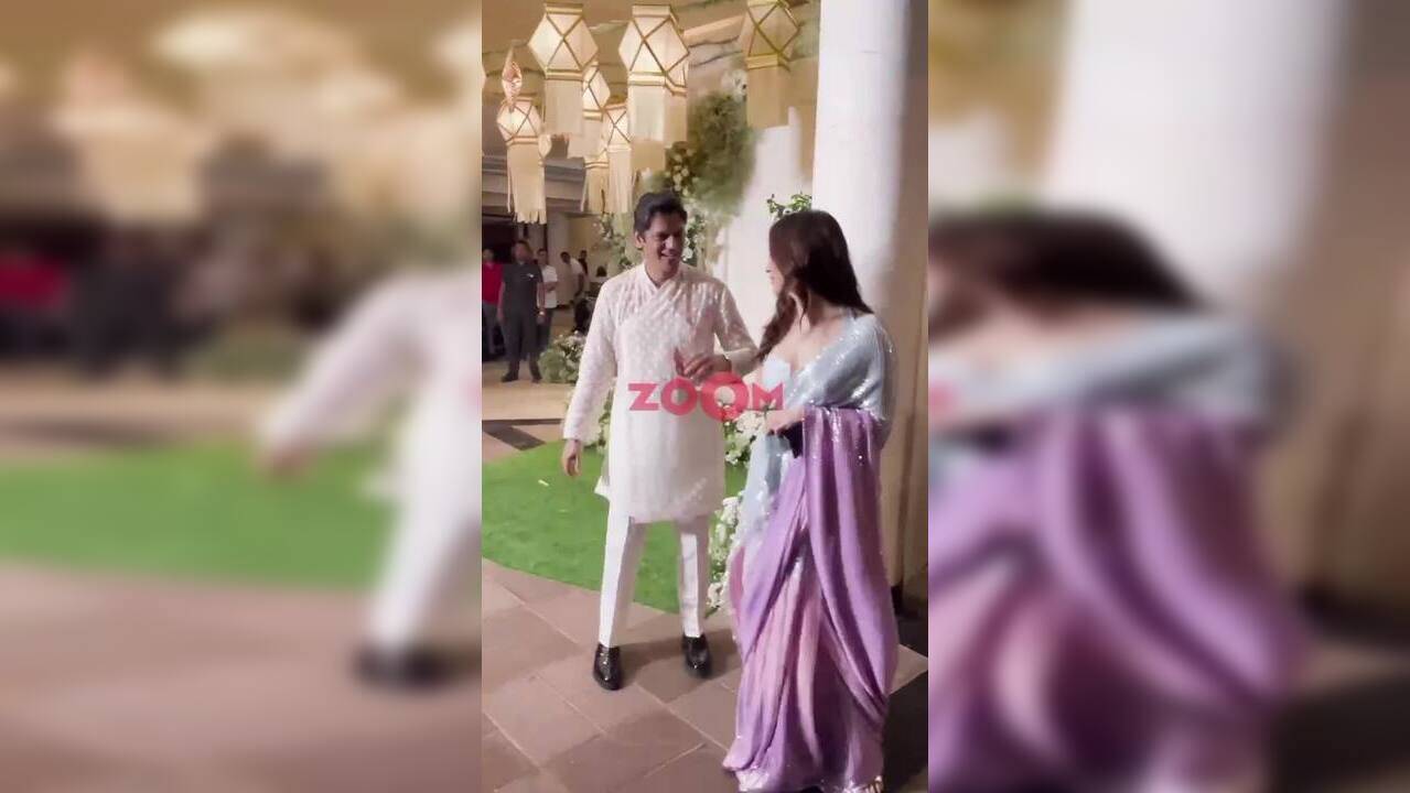 Tamannaah Bhatia FORCEFULLY holds Vijay Varma's hand as they leave ...