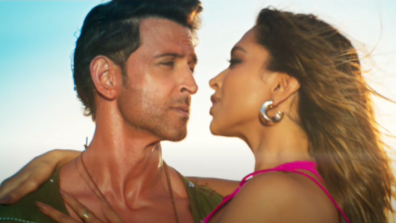 Hrithik Roshan-Deepika Padukone oozes oomph in Ishq Jaisa Kuch song out, Bollywood News | Zoom TV