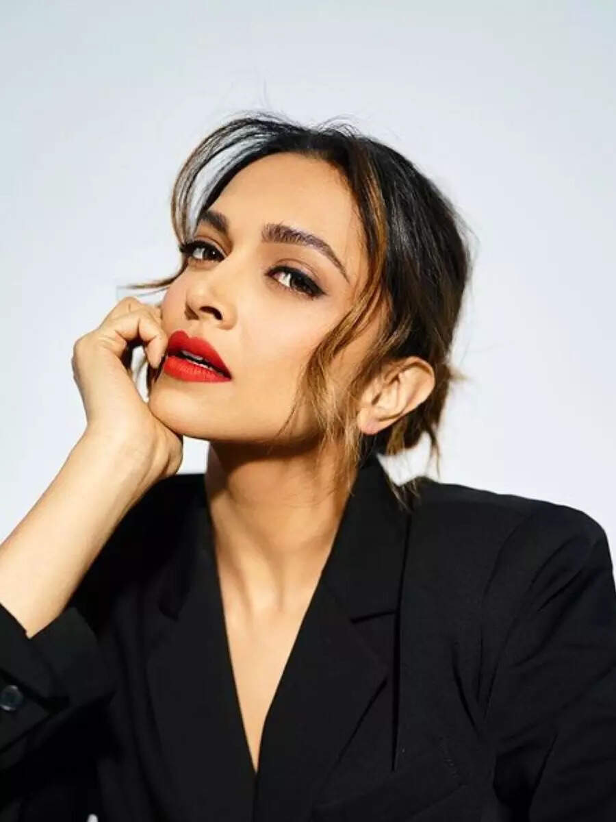 Deepika Padukone In Black Pantsuit And Bold Red Lips Shells Hot Boss ...