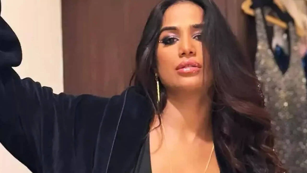 Poonam Pandey को महंगा पड़ा मौत का मजाक उड़ाना, एक्ट्रेस के खिलाफ पुलिस ...
