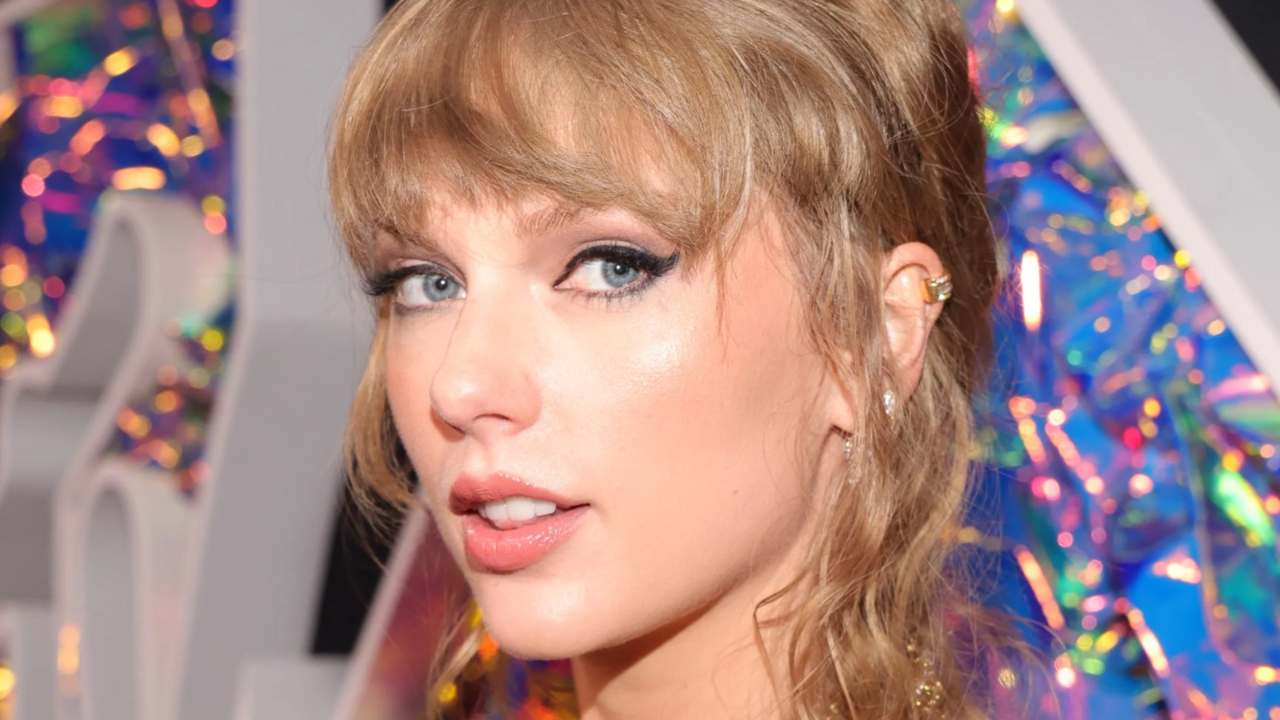 Taylor Swift Wins Artist Of The Year, Clinches Major Accolades At ...