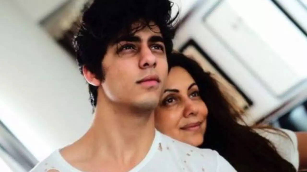 Gauri Khan snapped inconsolably crying as Aryan Khan's sent to judicial ...