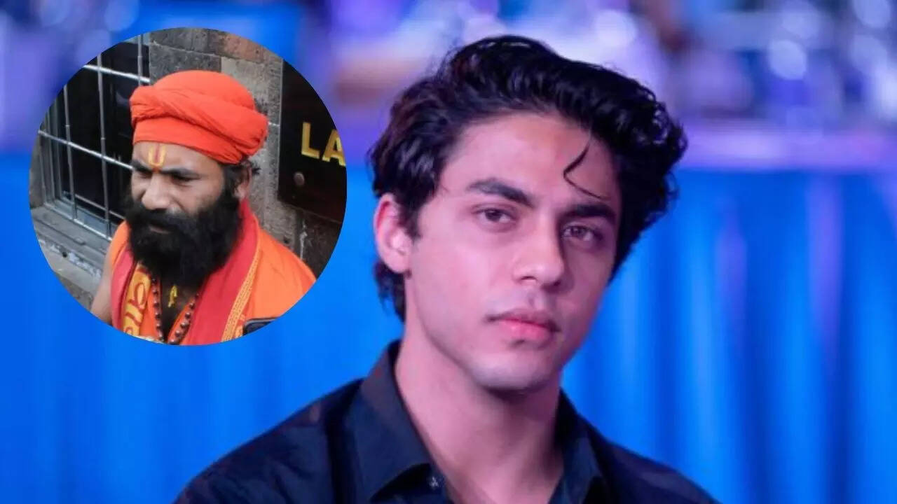 Pandit chants prayer outside Shah Rukh Khan's Mannat ahead of Aryan's ...