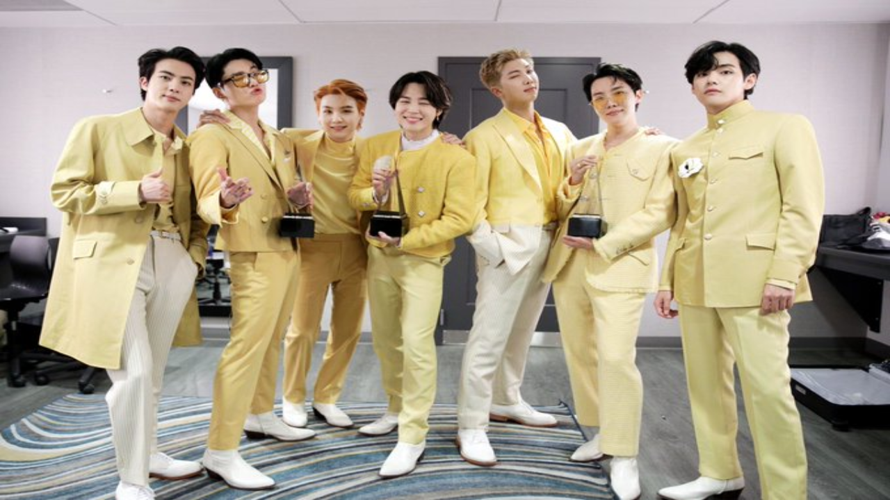Amas 2021 Bts Wins Three Trophies Taylor Swift Bags Favourite Female