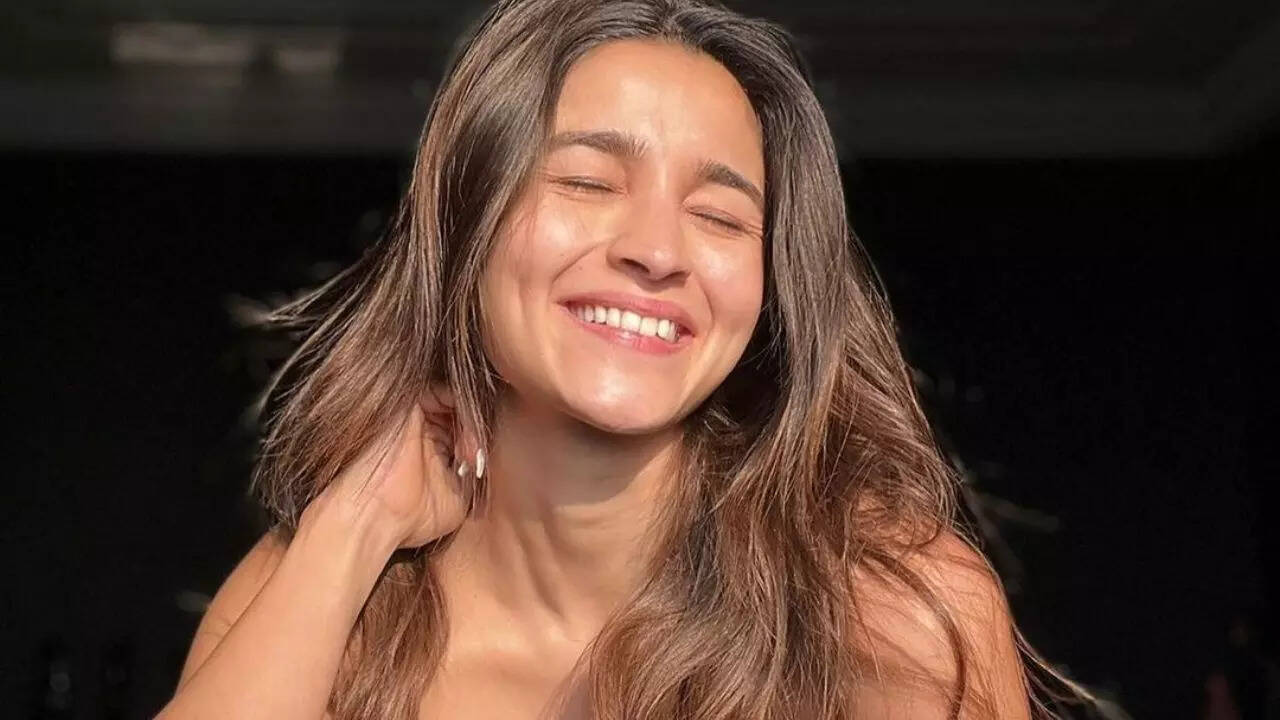 Alia Bhatt brings strapless dresses into vogue with this powder blue ...