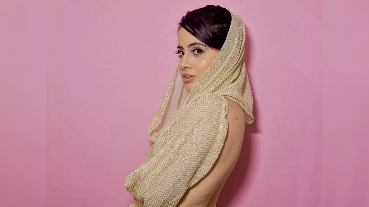 Urfi: Bigg Boss fame Urfi Javed makes satin dress on her own; flaunts ...