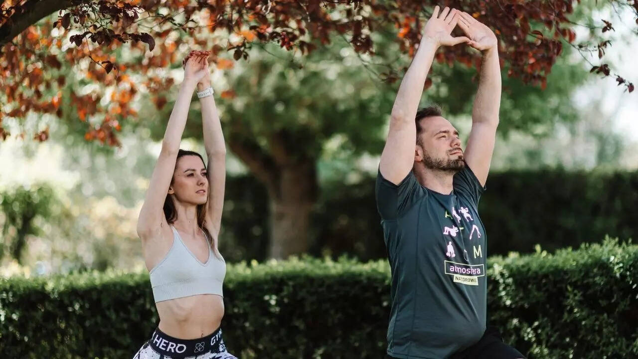 6 benefits of working out with your partner, Lifestyle News | Zoom TV 6 benefits of working out with your partner, Lifestyle News | Zoom TV