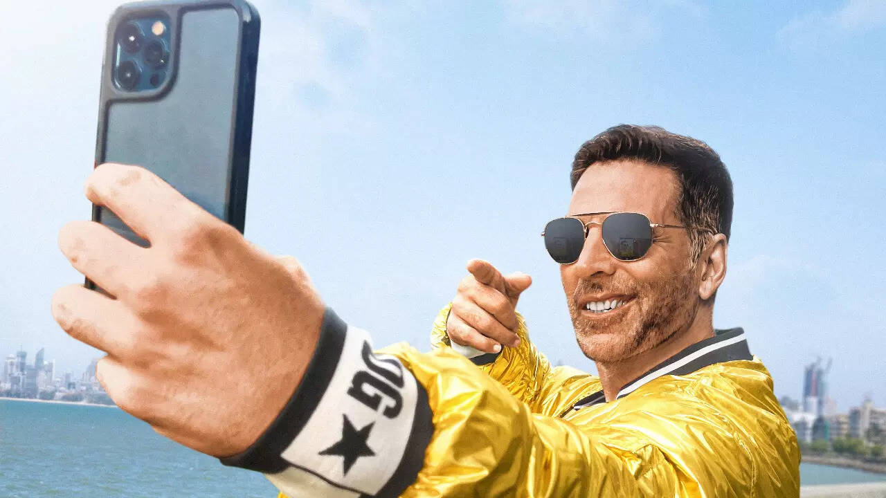 Akshay Kumar shares selfie but fan is more focused on his phone: '500 ...