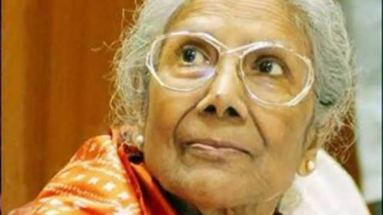 Singer Sandhya Mukherjee, who refused Padma Shri, slips in bathroom ...