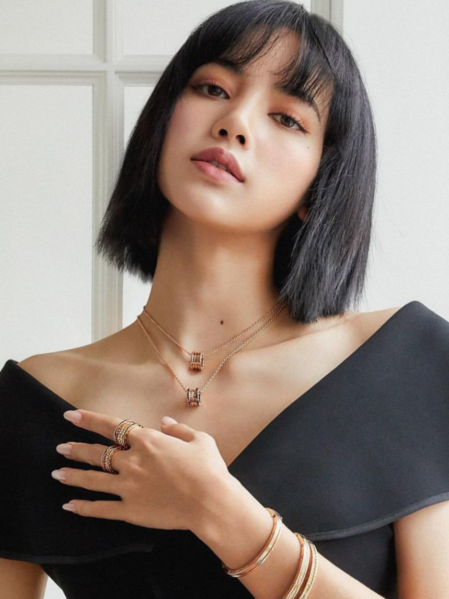 Blackpink star Lisa’s dainty accessories for winter