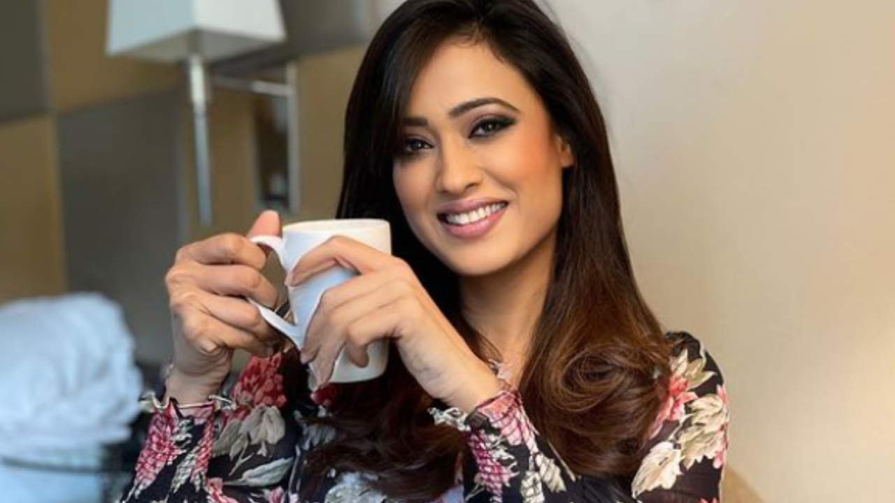 Shweta Tiwari poses in a pretty floral dress that is perfect for date ...