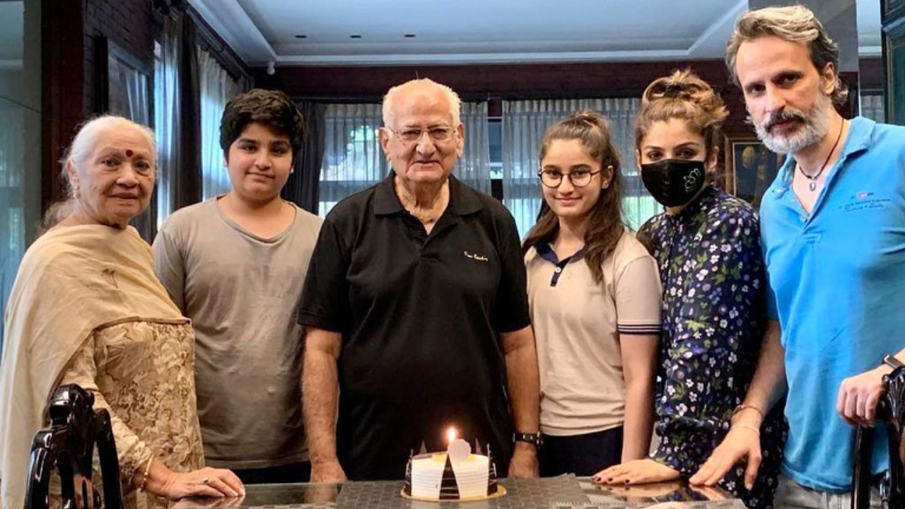 Raveena Tandon remembers late father Ravi Tandon on birth anniversary ...