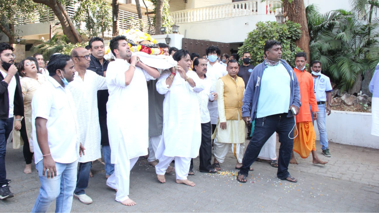 Bappi Lahiri funeral at Pawan Hans crematorium: Vidya Balan, Abhijeet ...