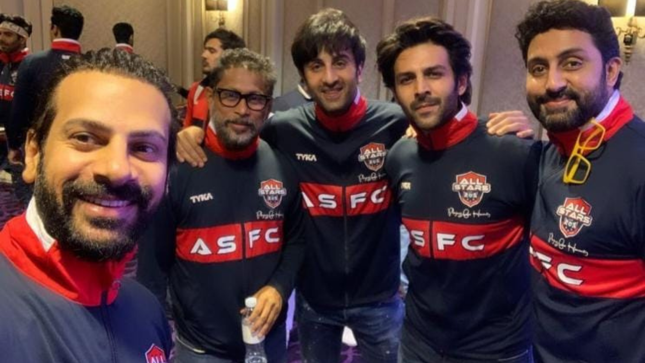 Ranbir Kapoor, Abhishek Bachchan and other celebs pose for team ...