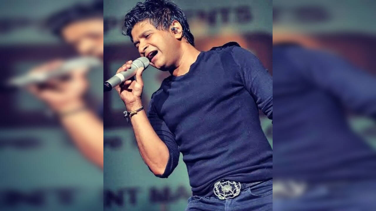 Video of KK recording his last song for yet-to-release film Sherdil in ...