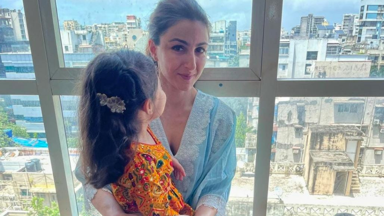 Inaaya: Soha Ali Khan twins in white with Inaaya as the mother-daughter ...