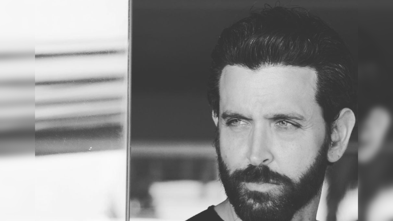 Rumoured girlfriend Saba Azad and dad Rakesh turn cheerleaders for ...