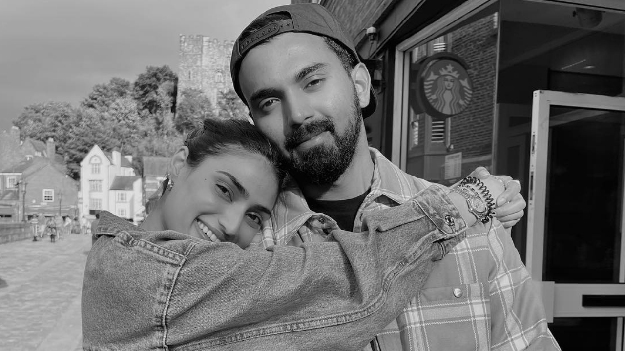 Athiya Shetty moves in with KL Rahul; dad Suniel Shetty performs grih ... Athiya Shetty moves in with KL Rahul; dad Suniel Shetty performs grih ...