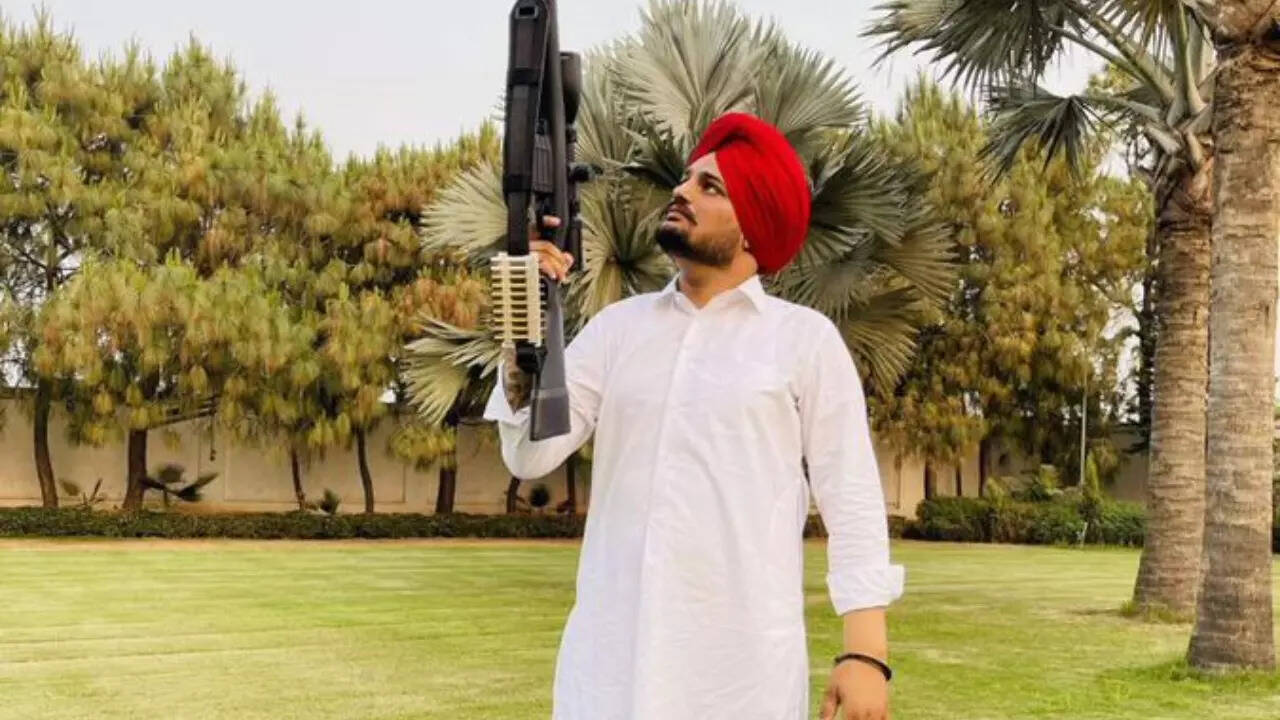 Sidhu Moose Wala's team say, 'Better die standing than...' as they drop picture of late singer ...