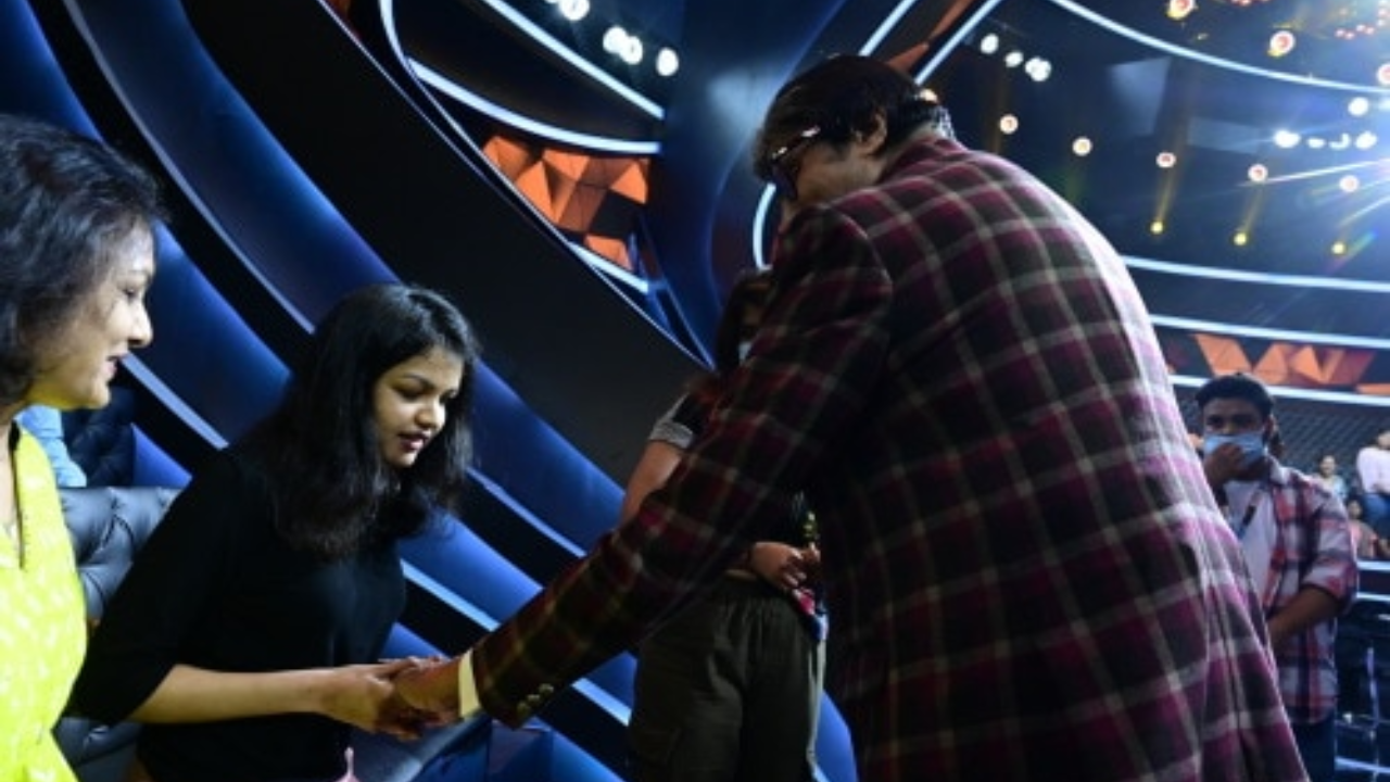Amitabh Bachchan gets emotional while meeting a blind fan on KBC 14 ... Amitabh Bachchan gets emotional while meeting a blind fan on KBC 14 ...